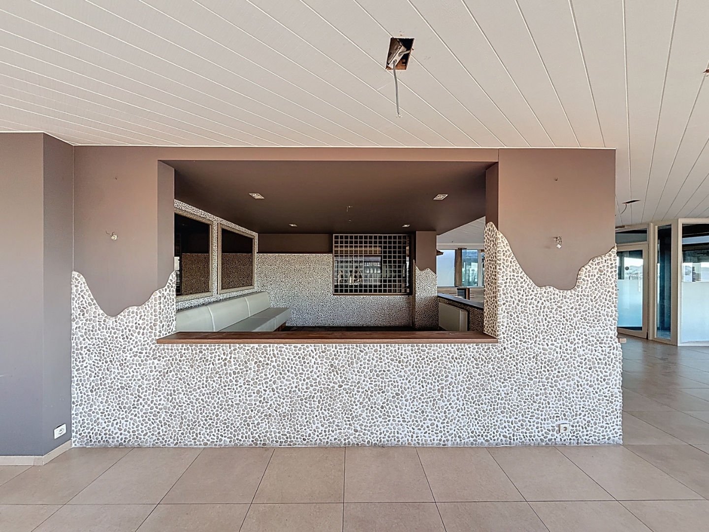 Commerce d’angle avec terrasse couverte et vue mer sur la digue de ...