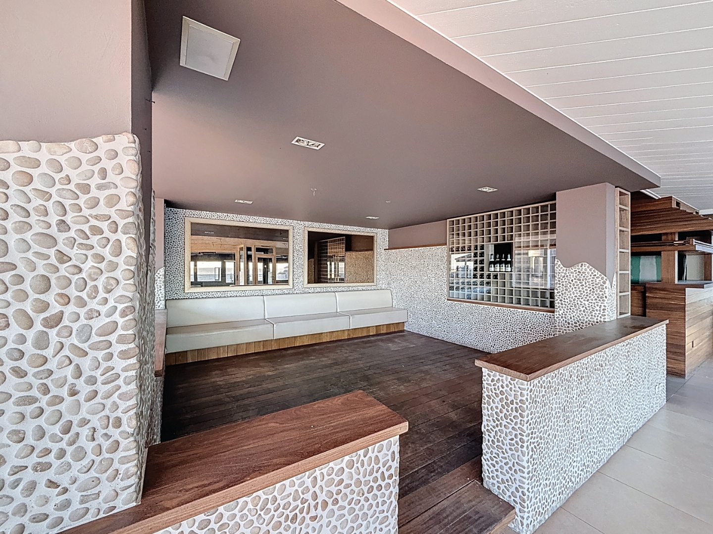 Commerce d’angle avec terrasse couverte et vue mer sur la digue de ...